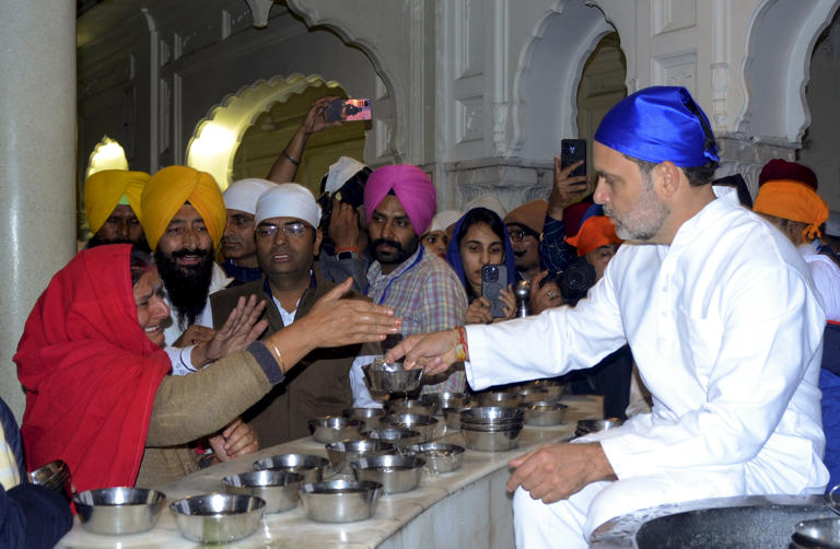 Rahul Gandhi offers prayers at Golden Temple Rahul Gandhi offers prayers at Golden Temple