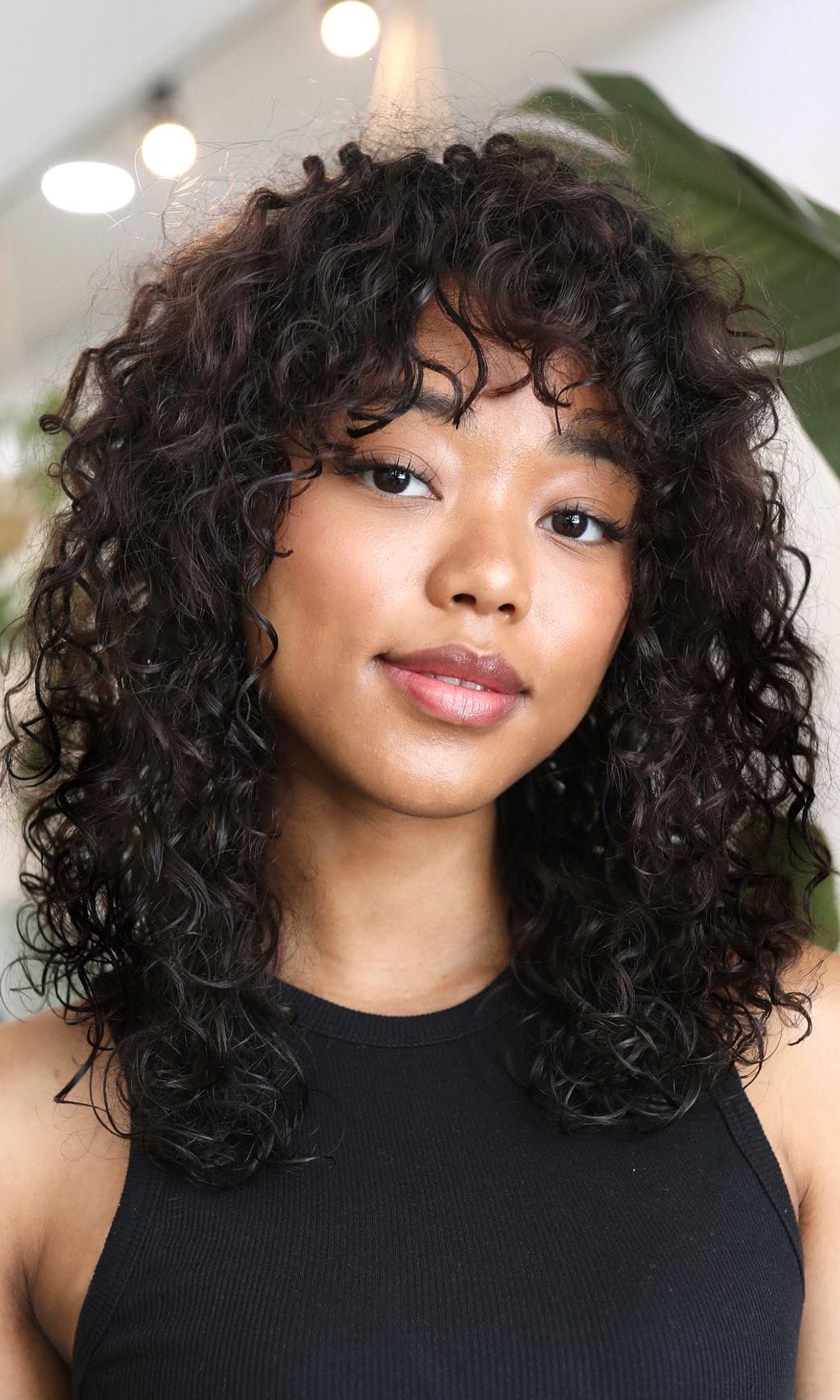 Los 9 cortes de pelo rizado a capas que mejor quedan según los peluqueros