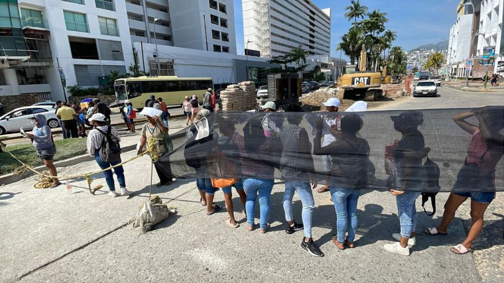 Siguen bloqueos en Acapulco; demanda apoyo por daños de “John” Siguen bloqueos en Acapulco; demanda apoyo por daños de “John”