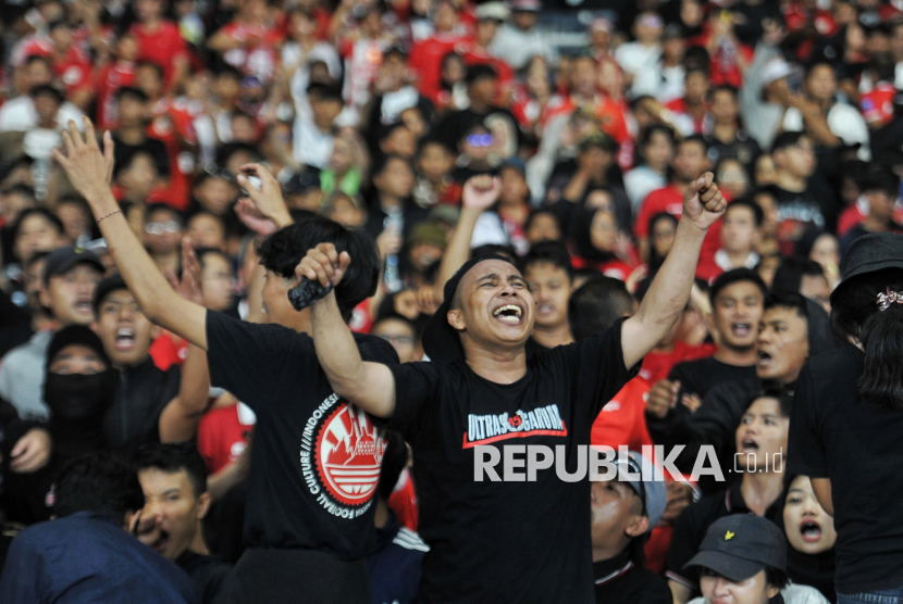 Ultras Garuda Indonesia: Melebur Semua Warna Jadi Merah Putih untuk ... Ultras Garuda Indonesia: Melebur Semua Warna Jadi Merah Putih untuk ...