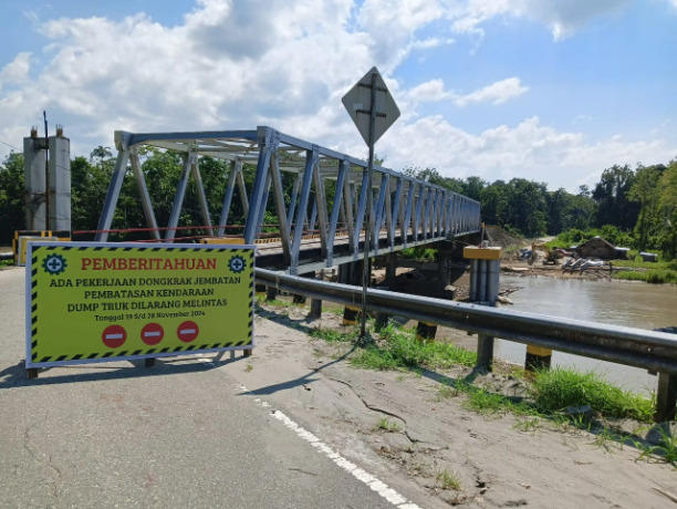 Kendaraan Muatan Berat Dilarang Melintas Jembatan Muara Tami Kendaraan Muatan Berat Dilarang Melintas Jembatan Muara Tami