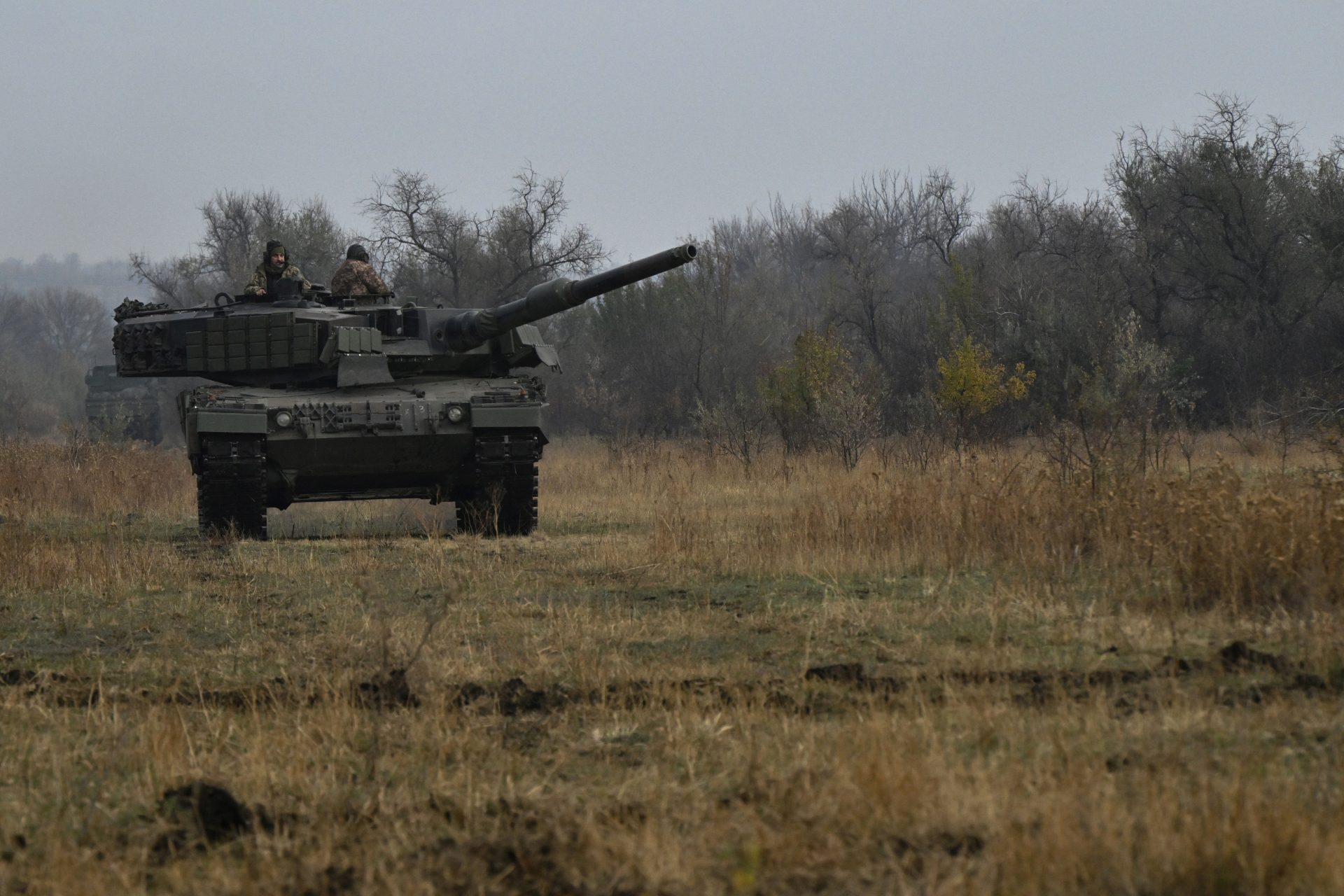 A Ukrainian tank ambushed a Russian column and destroyed five armored ...