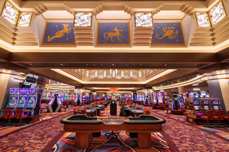 Lady luck at Atlantis: Vegas style fun at the beach!