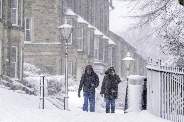 UK weather: How to keep yourself warm and stay safe during cold weather ...