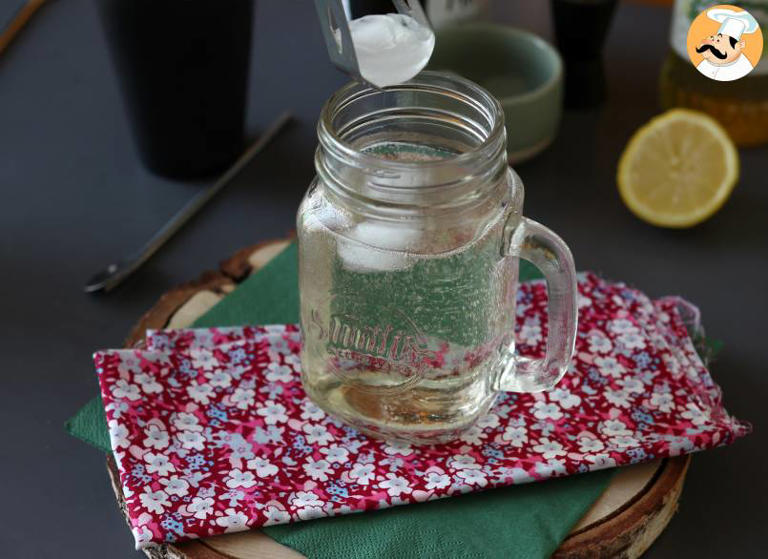 Spritz hugo mit holunderblüten-sirup, ein frischer und süßer cocktail