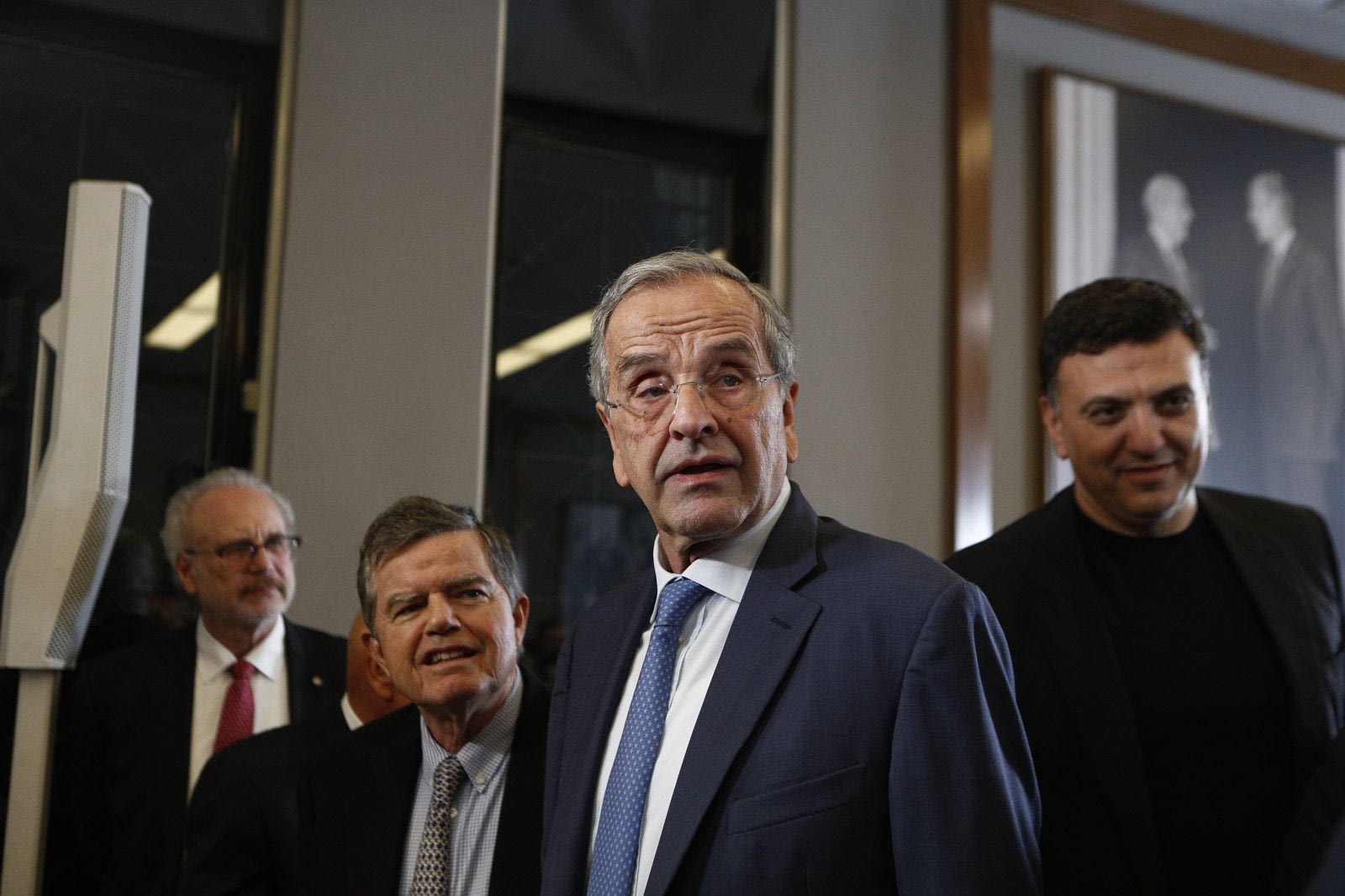 Πυρά Σαμαρά για το κλείσιμο 204 καταστημάτων ΕΛΤΑ