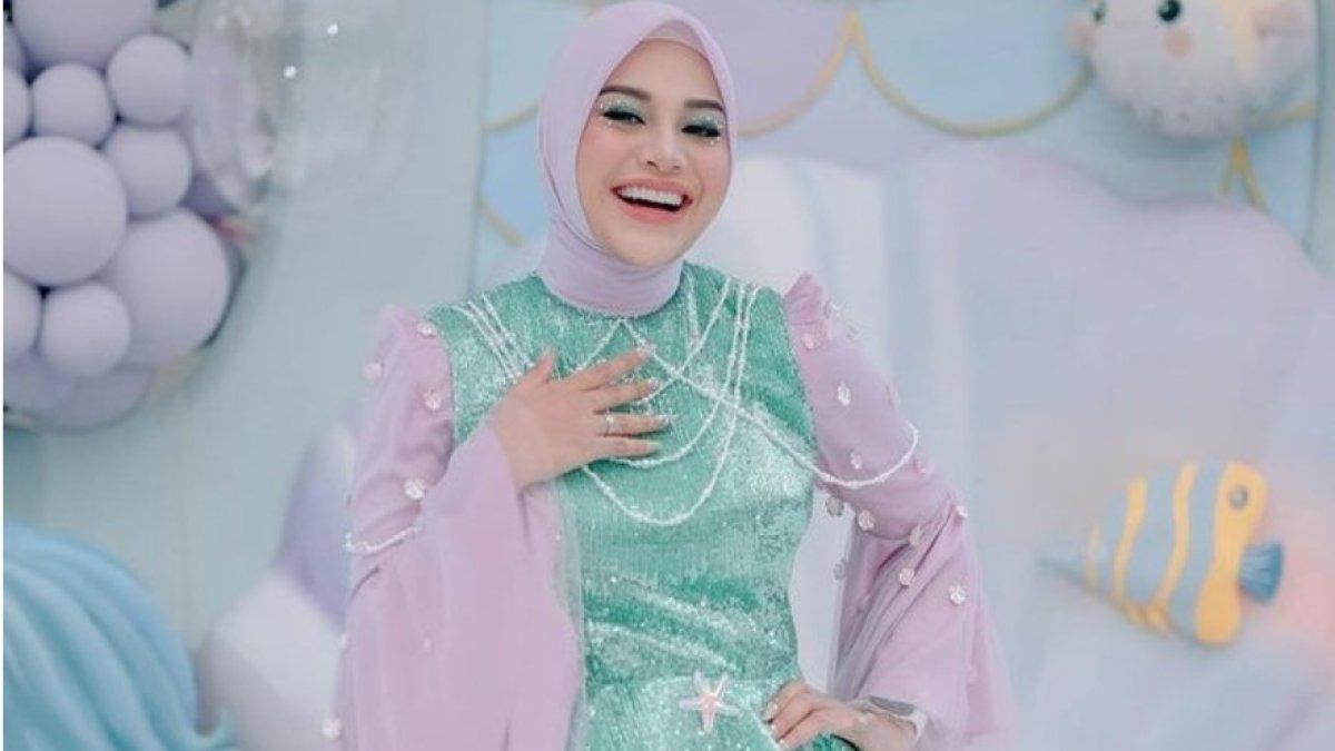5 Potret Aurel Hermansyah Pakai Kostum Mermaid di Ultah Azura,Istri ...