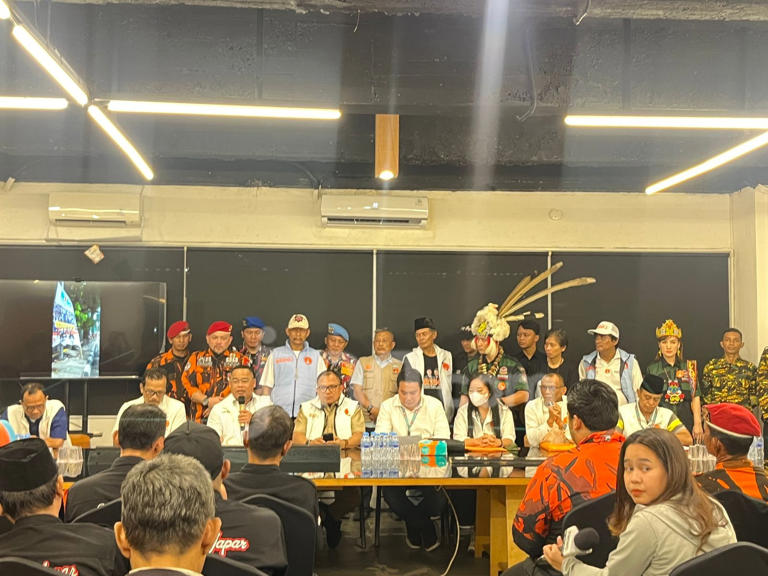 APK Dirusak, Tim Pemenangan Ridwan Kamil-Suswono Bergerak! APK Dirusak, Tim Pemenangan Ridwan Kamil-Suswono Bergerak!
