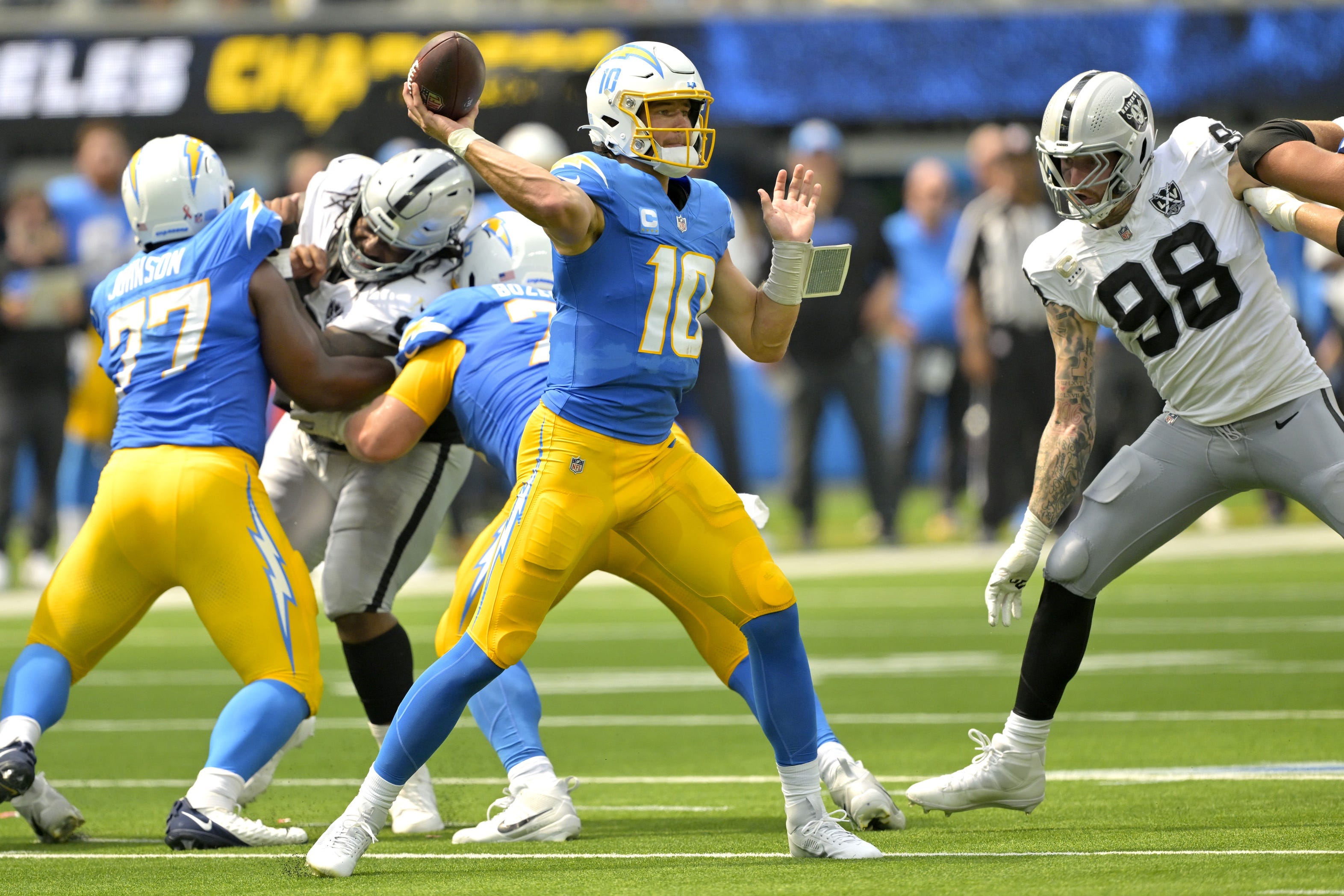 Los Angeles Chargers vs Las Vegas Raiders picks, predictions: Who wins ...