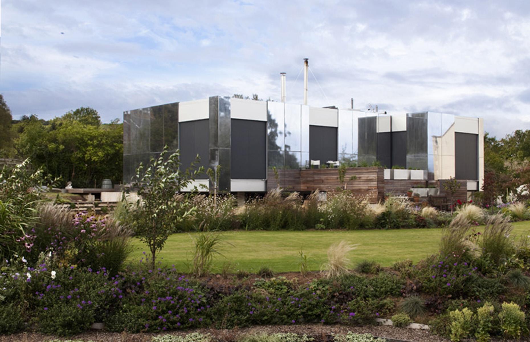 Step inside these 'invisible' mirror houses in the UK and beyond