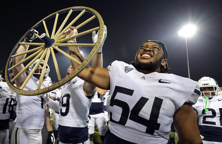 Kent State University at University of Akron football game | 5 things ...