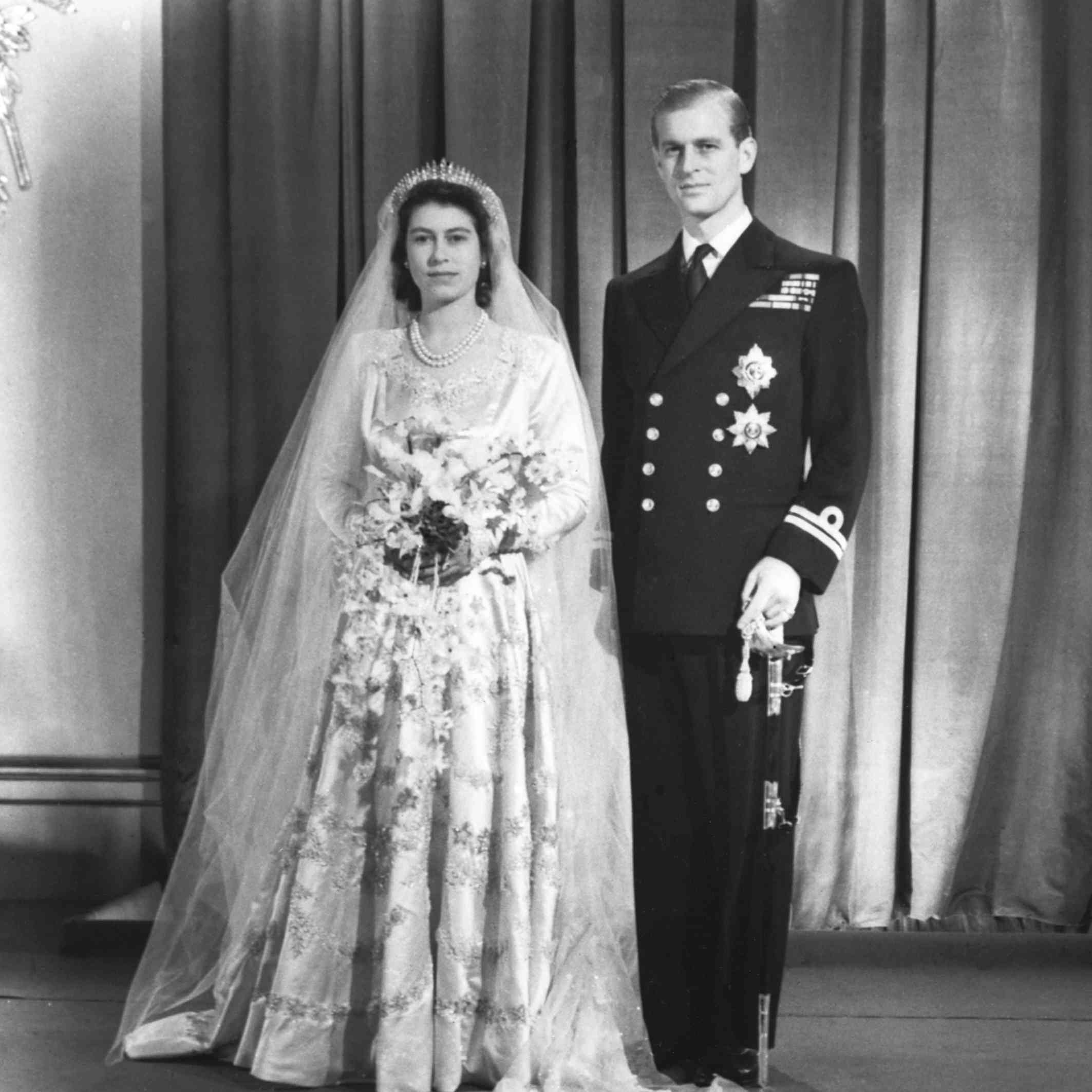 Queen Elizabeth's iconic wedding dress—which she bought with war ration ...