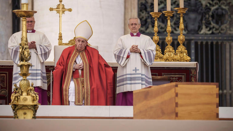 Vatikan: Papst Franziskus vereinfacht Regeln für päpstliche Bestattungen Vatikan: Papst Franziskus vereinfacht Regeln für päpstliche Bestattungen