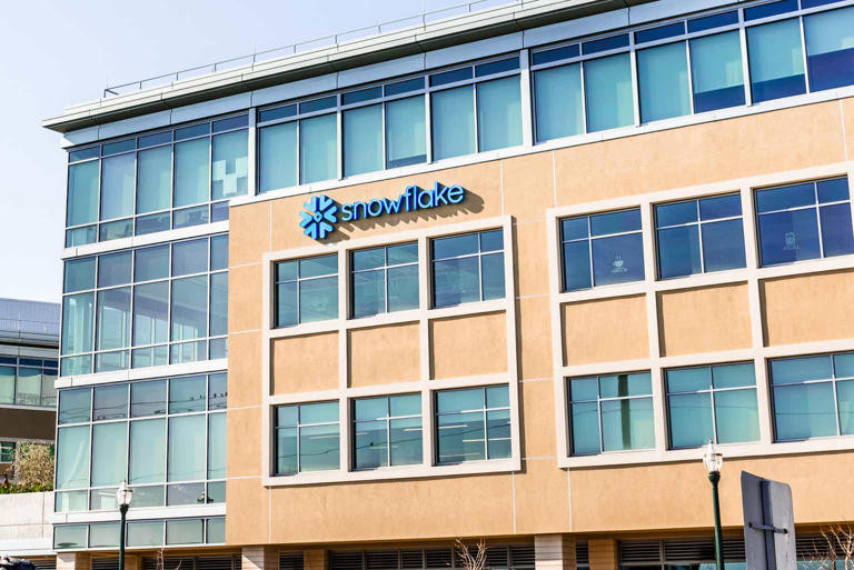 Snowflake skyrockets after Q1 report features 33% revenue gain, Natoma ...