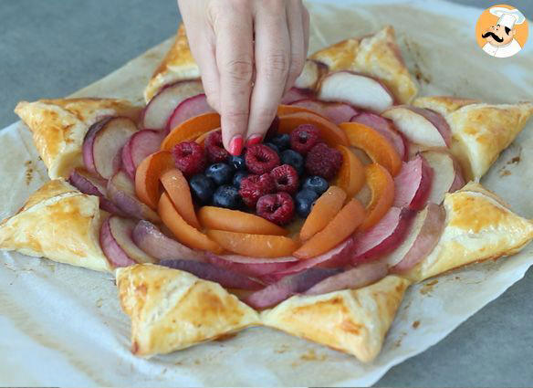 Flaky star tart with fruits