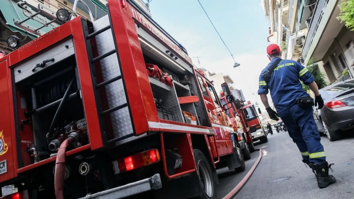 Σε «ποτάμι» έχει μετατραπεί η Λαυρίου - Αυτοκίνητο έπεσε σε ...