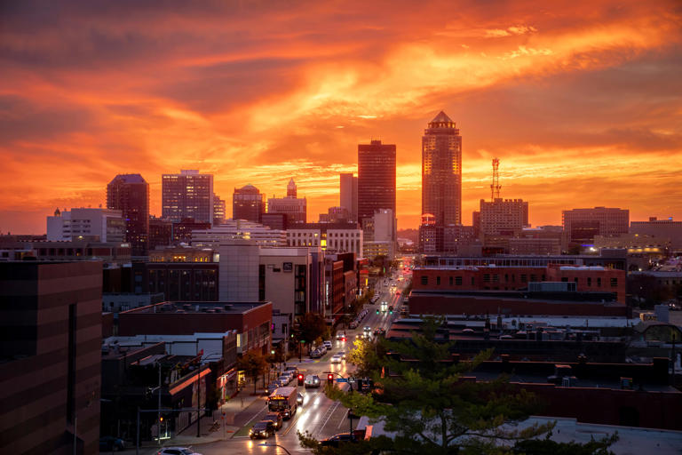 Where are the best, free views of the downtown Des Moines skyline?