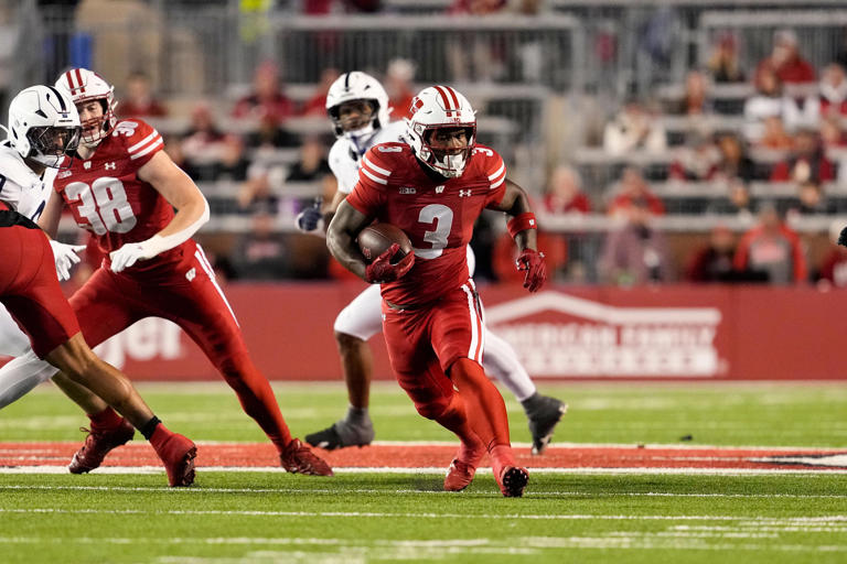 Wisconsin running back announces transfer commitment