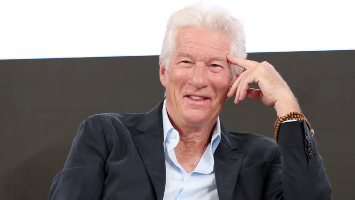 Richard Gere Flips Savannah Guthrie the Bird During Live Interview on ... Richard Gere Flips Savannah Guthrie the Bird During Live Interview on ...