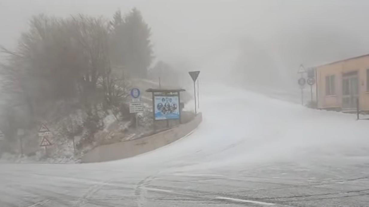 Neve in Appennino, mezzi spartineve e spargisale in azione – Video Neve in Appennino, mezzi spartineve e spargisale in azione – Video