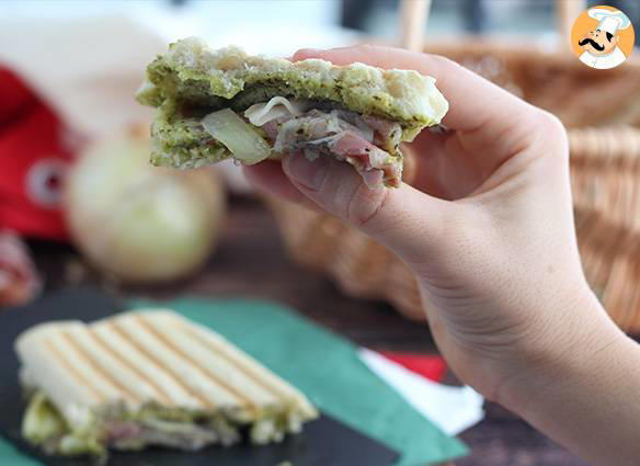 Bocata italiano: panino con pesto, mozzarella y bacon