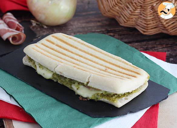 Bocata italiano: panino con pesto, mozzarella y bacon