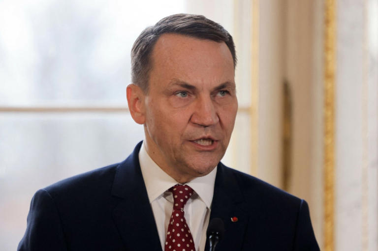 Sikorski zaskoczył przed wynikami prawyborów. Już znalazł specjalną ... Sikorski zaskoczył przed wynikami prawyborów. Już znalazł specjalną ...