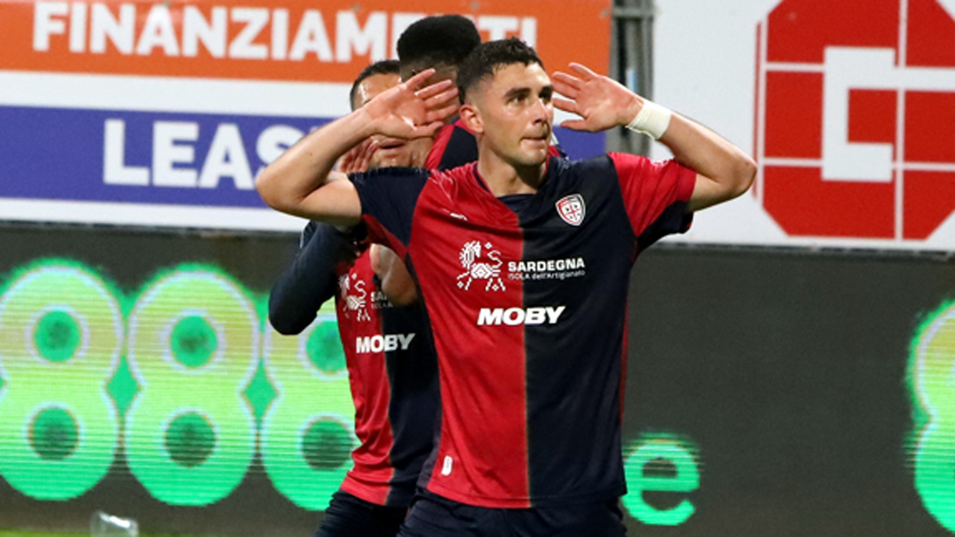 Il Cagliari batte il Verona e lo sorpassa Il Cagliari batte il Verona e lo sorpassa