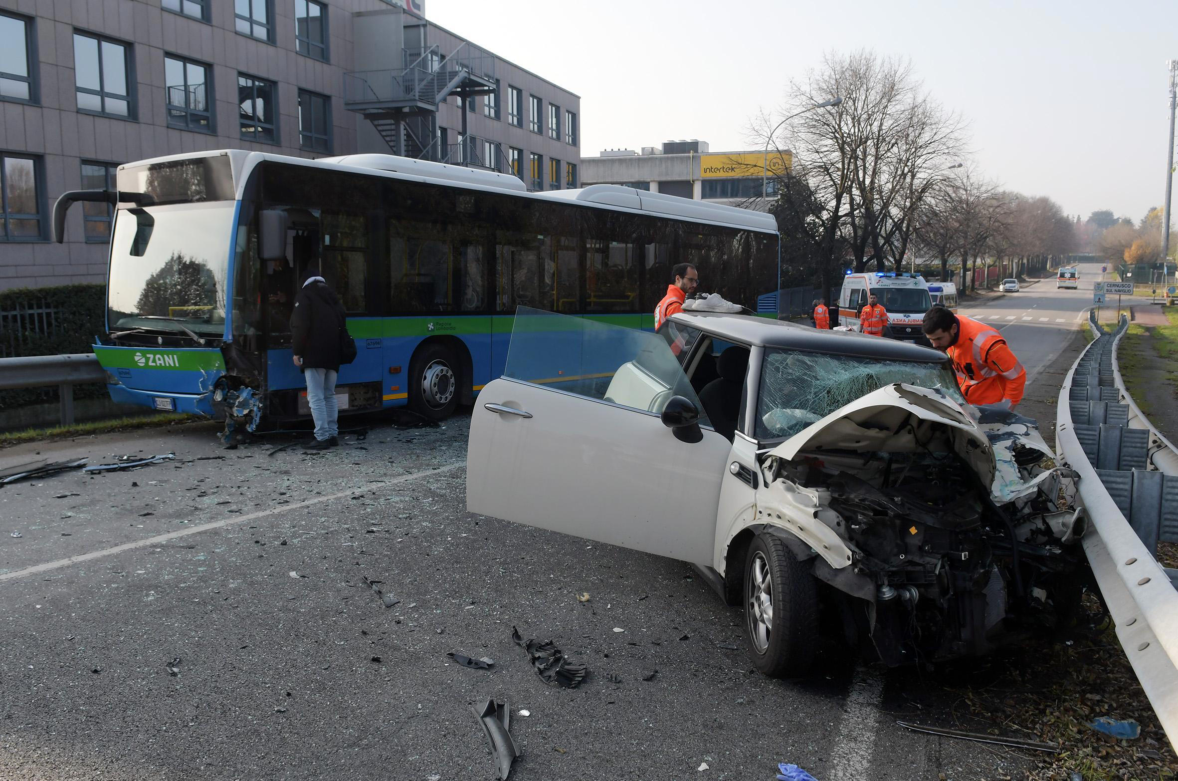 Cernusco sul Naviglio, scontro tra pullman di linea e auto: sette ... Cernusco sul Naviglio, scontro tra pullman di linea e auto: sette ...