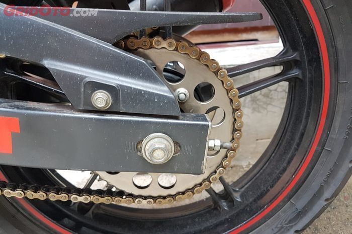 Bukannya awet, ini efek negatif melumasi rantai motor pakai oli bekas