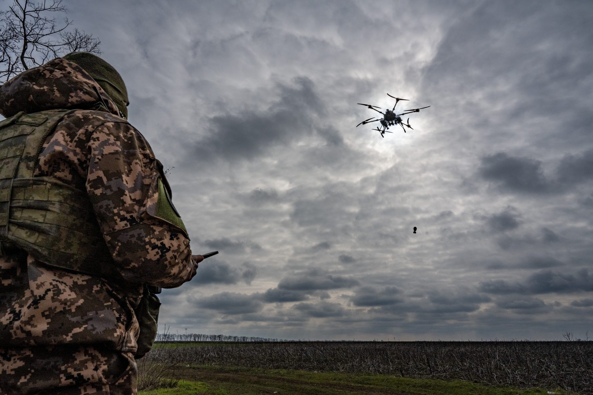 Dramatic drone strike: Ukrainian flamethrower takes aim at Russian tank