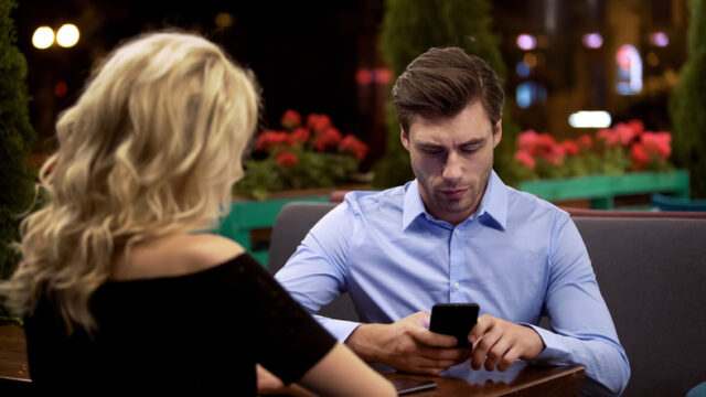 16 Subtle Signs Of Avoidance On A First Date