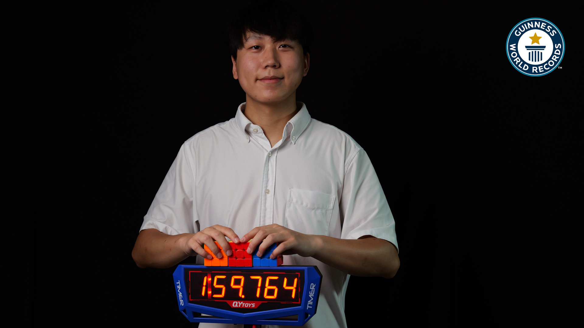 Young Chinese juggler amazes with rotating puzzle-solving skills