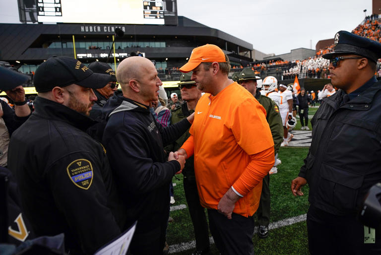 100 Tennessee vs. Vanderbilt simulations predict even yards, slim edge