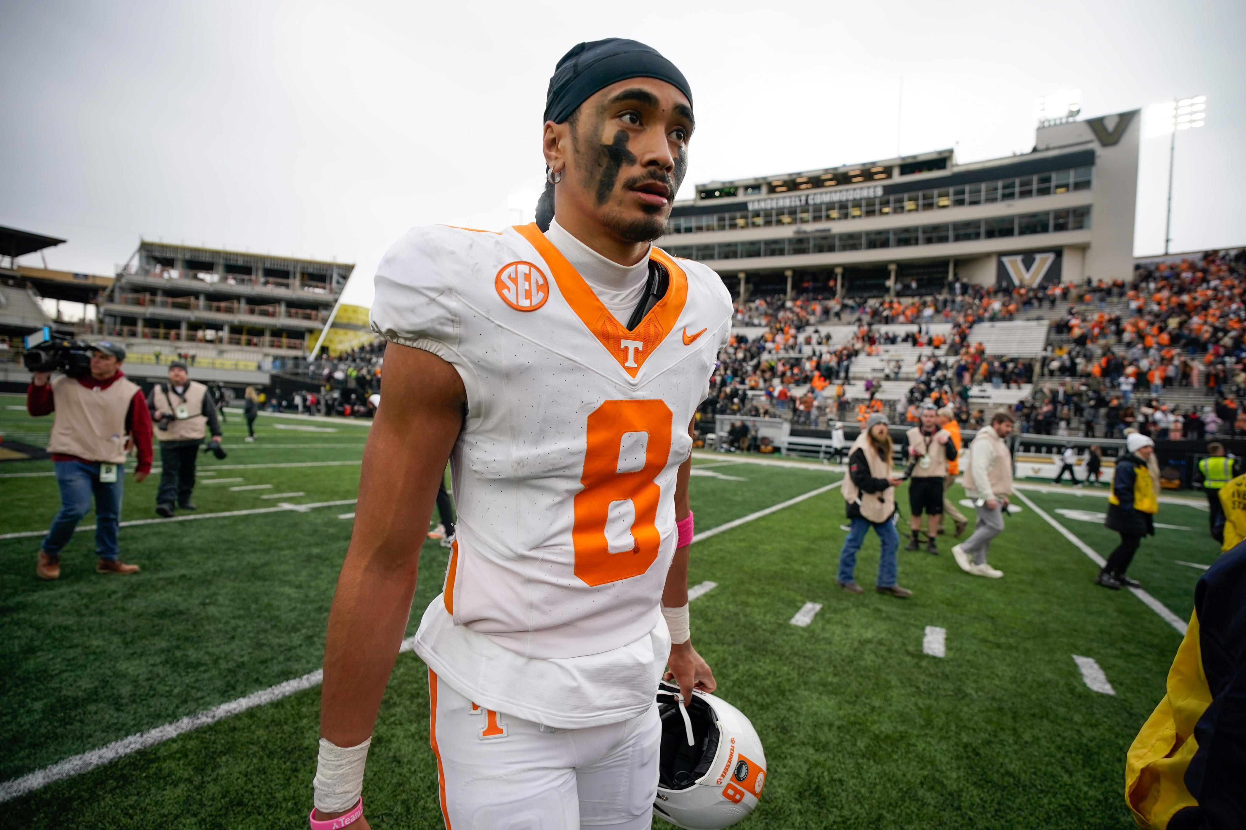 Look: Tennessee QB Nico Iamaleava's helmet cracked by Ohio State on ...