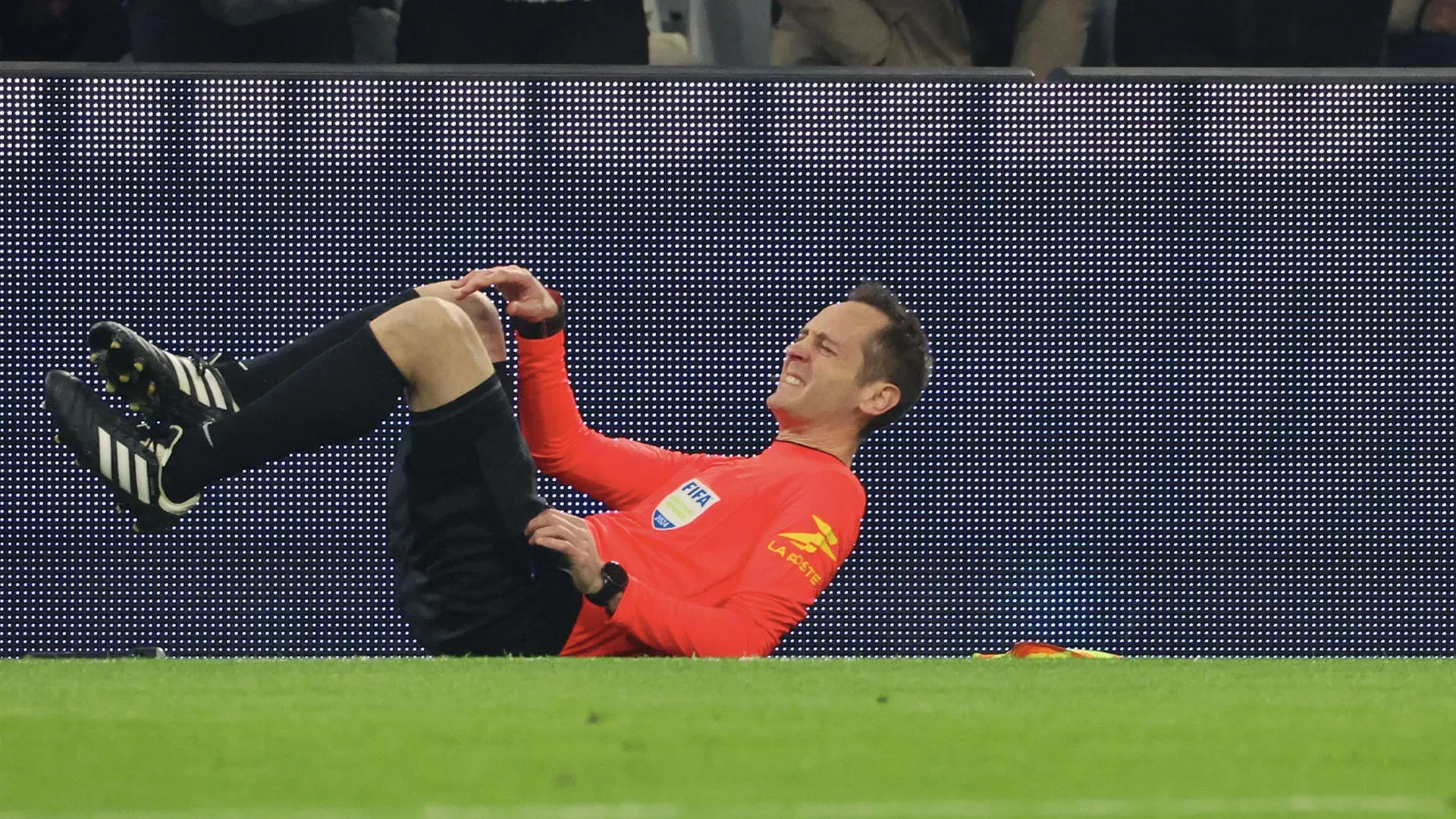 L'arbitre de touche heurté par un joueur se blesse : les photos