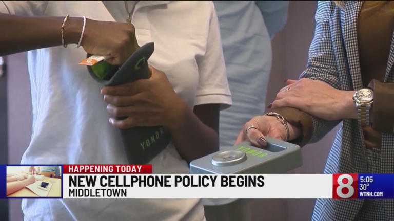 New cell phone policy begins in Middletown schools