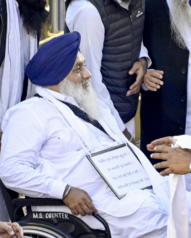 Sukhbir Badal performs 'sewa' at Fatehgarh Sahib gurdwara in Punjab