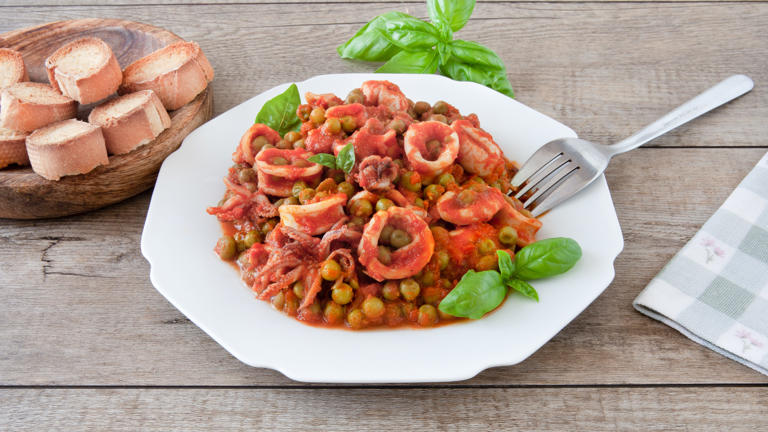 Calamari con piselli: la ricetta del secondo di mare facile e gustoso