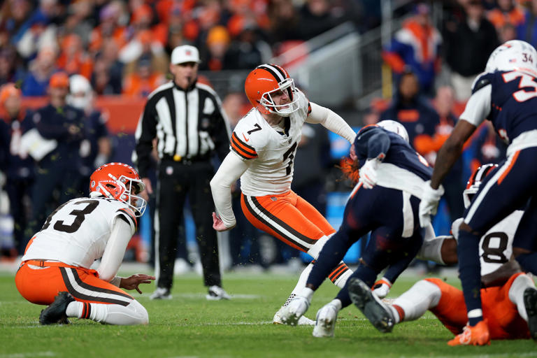 Dustin Hopkins 'working through' issues, but Bubba Ventrone said Andre Szmyt an 'option'