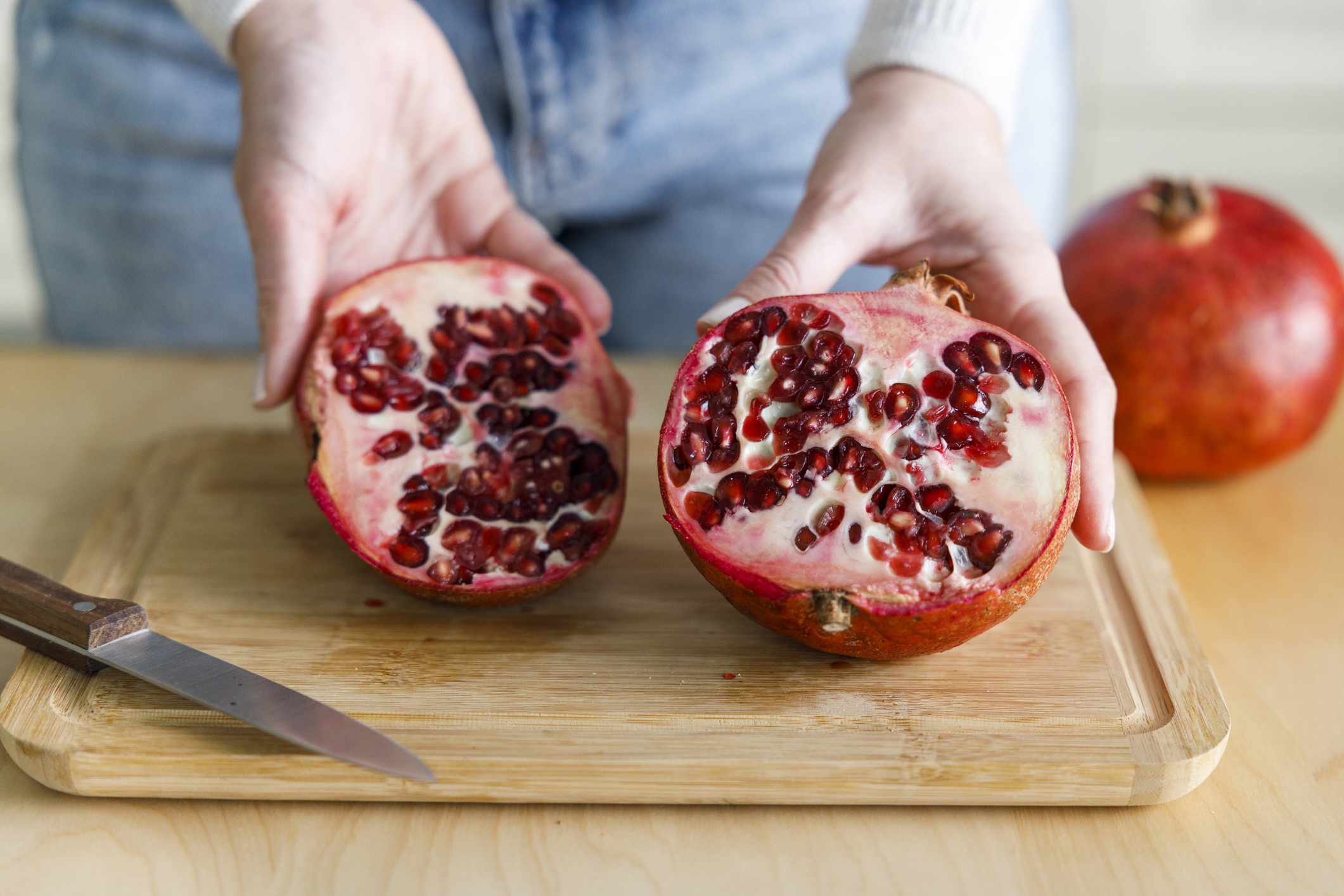 A Simple Guide to Eating Pomegranate Seeds