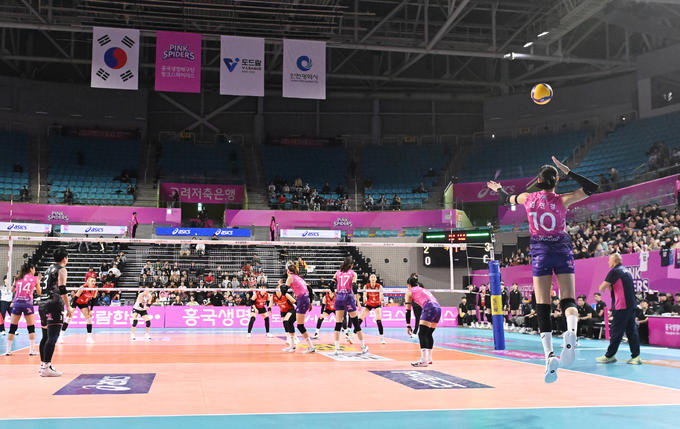 ‘역시 배구여제 김연경 클라스’ V리그 8시즌 만에 통산 5000득점 달성 ‘초읽기’… 13일 IBK전에서 팀 최다 연승 신기록까지 ‘두 마리 토끼’ 모두 잡을까