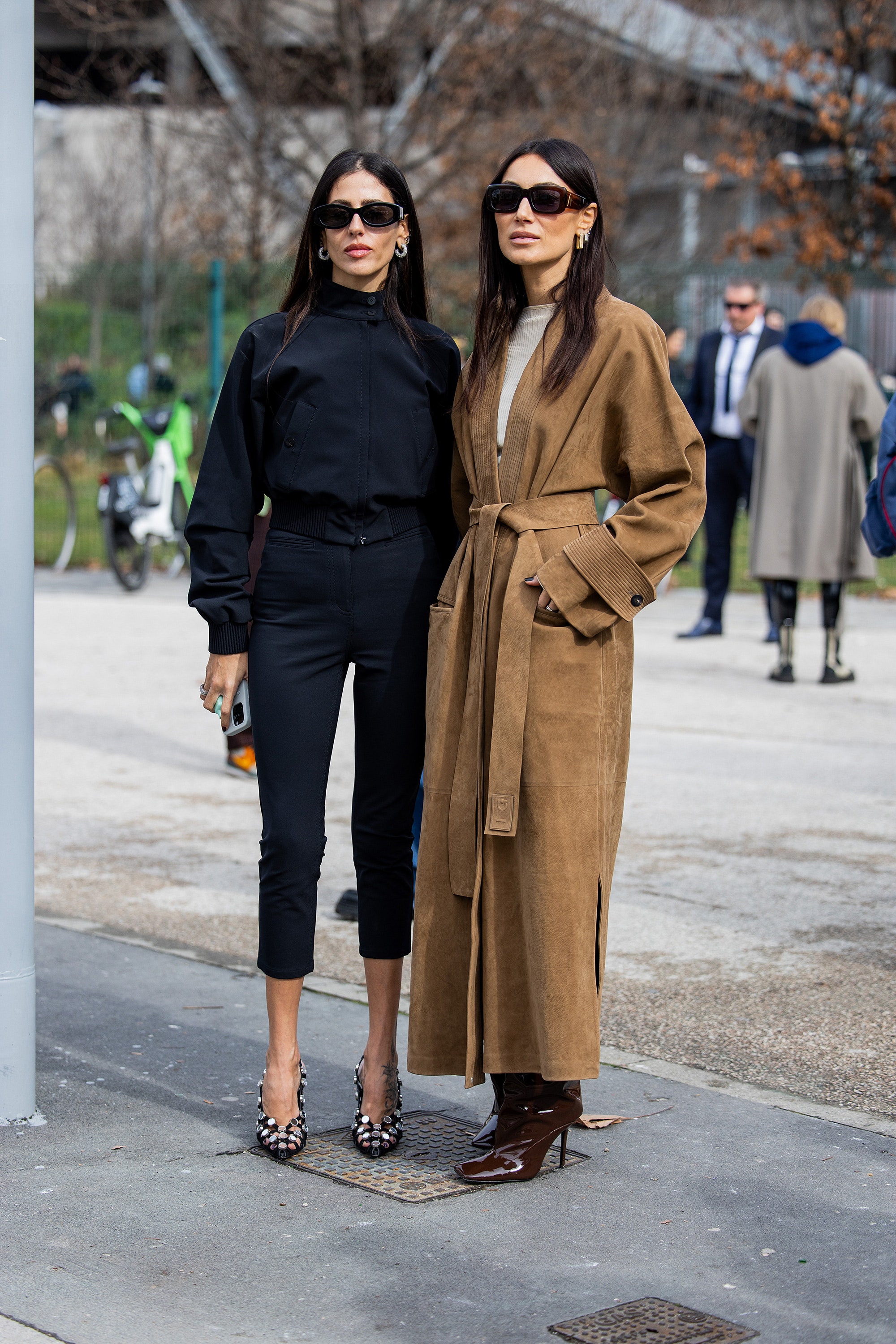 Los pantalones capri y los zapatos slingback redefinen la elegancia en ...