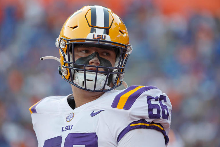 Entire LSU football team comes onto field as Whit Weeks exits Texas ...