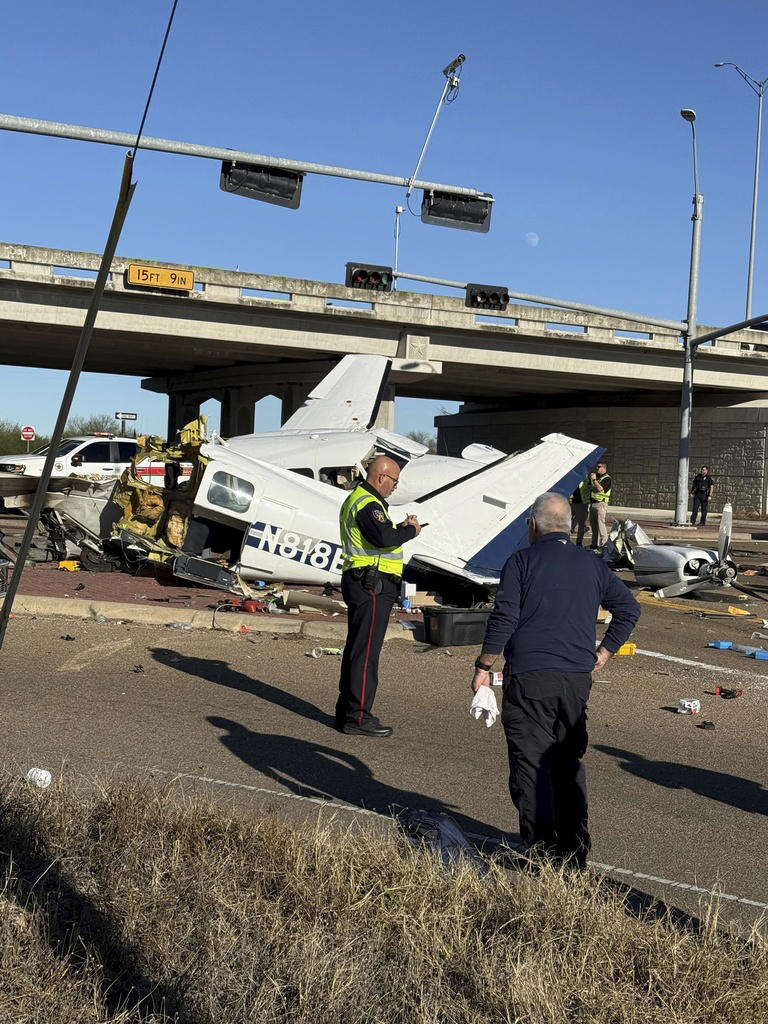 Propeller plane crashes onto a Texas highway, sending 4 people to hospitals Propeller plane crashes onto a Texas highway, sending 4 people to hospitals