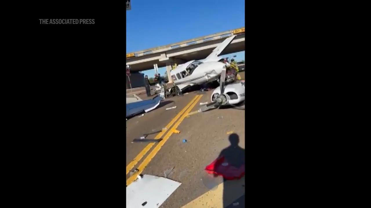 Propeller plane crashes onto intersection in Texas and splits in half Propeller plane crashes onto intersection in Texas and splits in half