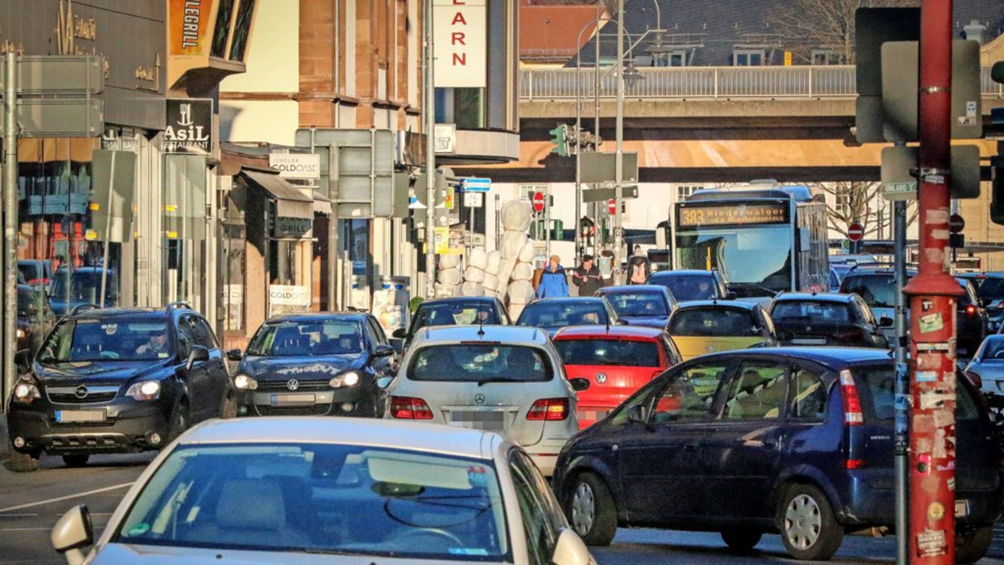 Aktuelle Verkehrslage für Marburg: Stau-Warnungen für B3, B62, B236 ...