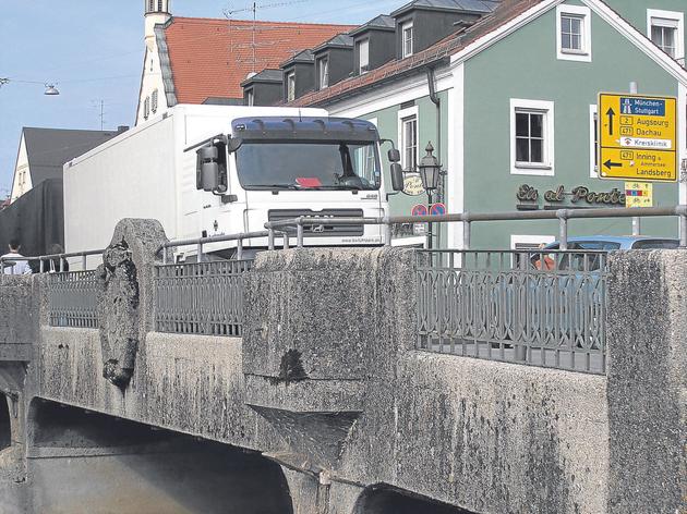 Wirbel um B2: Fraktionen zweifeln Neutralität der Stadt an