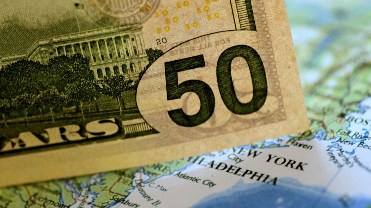 Dólar abre em forte queda e vai a R$ 5,60 após tarifaço de Trump