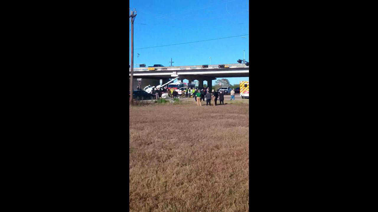 Light aircraft crashes onto highway in Texas Light aircraft crashes onto highway in Texas